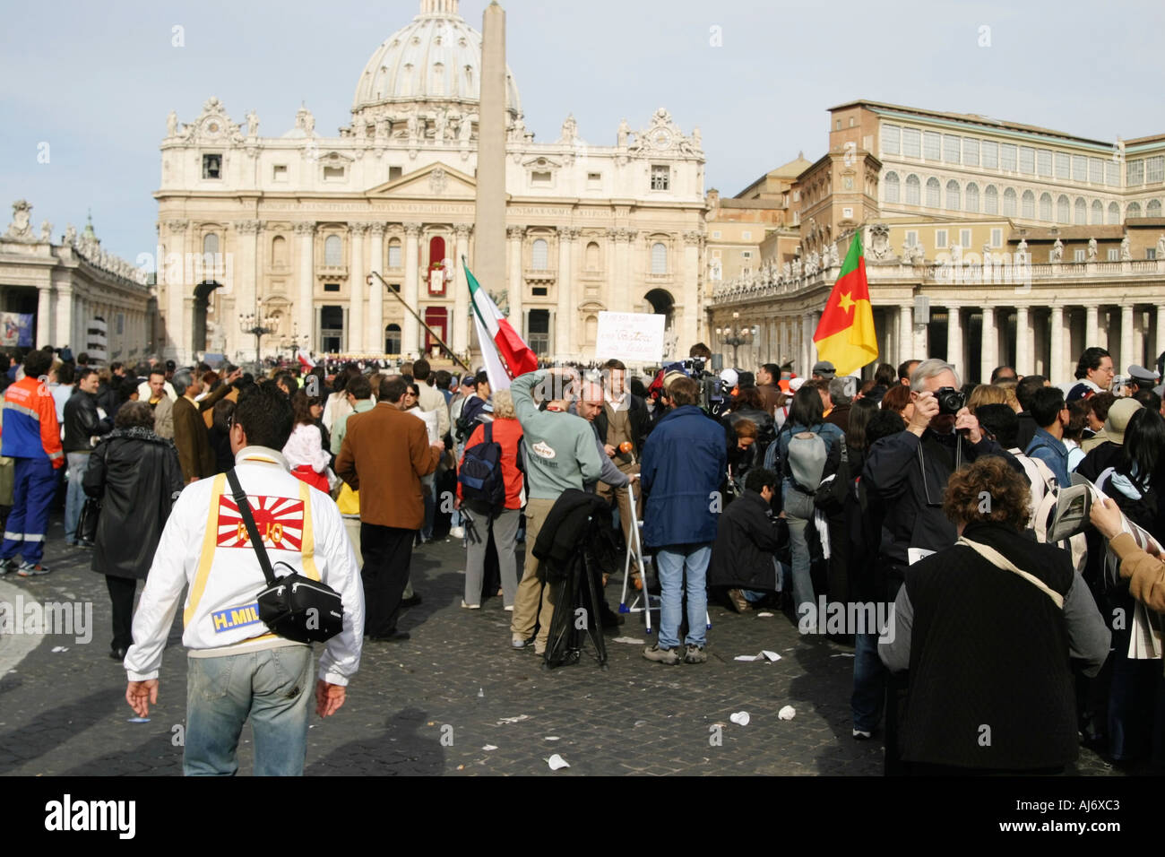 People crowd walking toward hi-res stock photography and images - Alamy