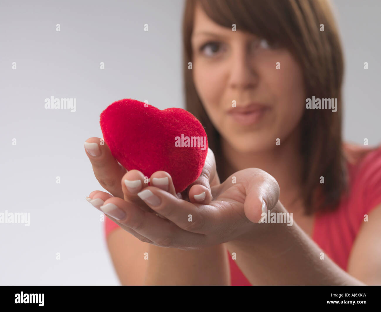 Hande halten herz hi-res stock photography and images - Alamy