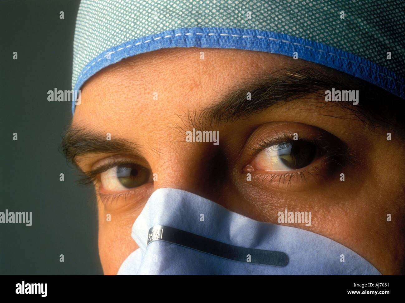 Doctor wearing surgical mask medical hi-res stock photography and ...