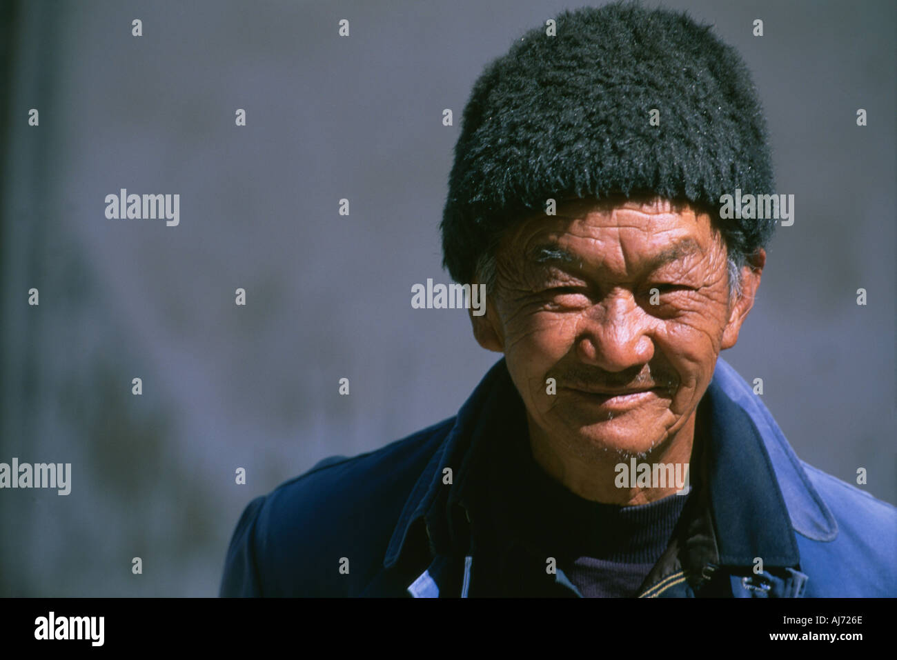 Portrait of an old chinese man smiling Stock Photo - Alamy