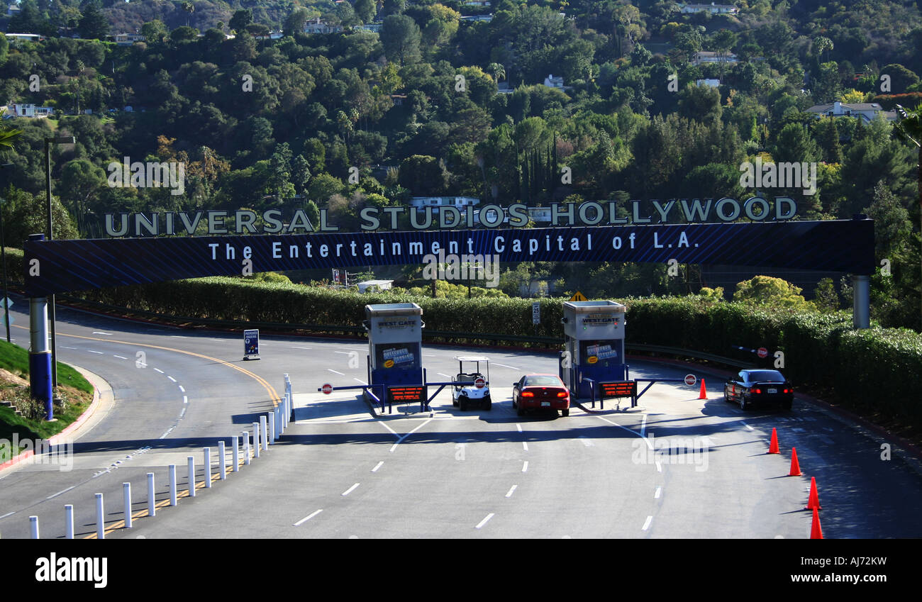 roadway leading to welcome to Universal Studios sign The Entertainment ...
