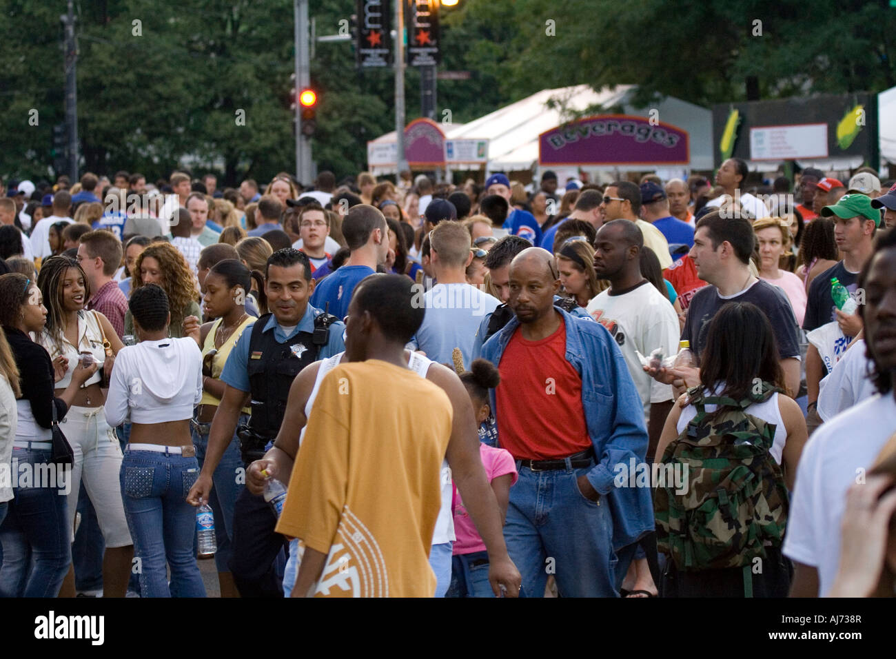 Crowd walking chicago hi-res stock photography and images - Alamy