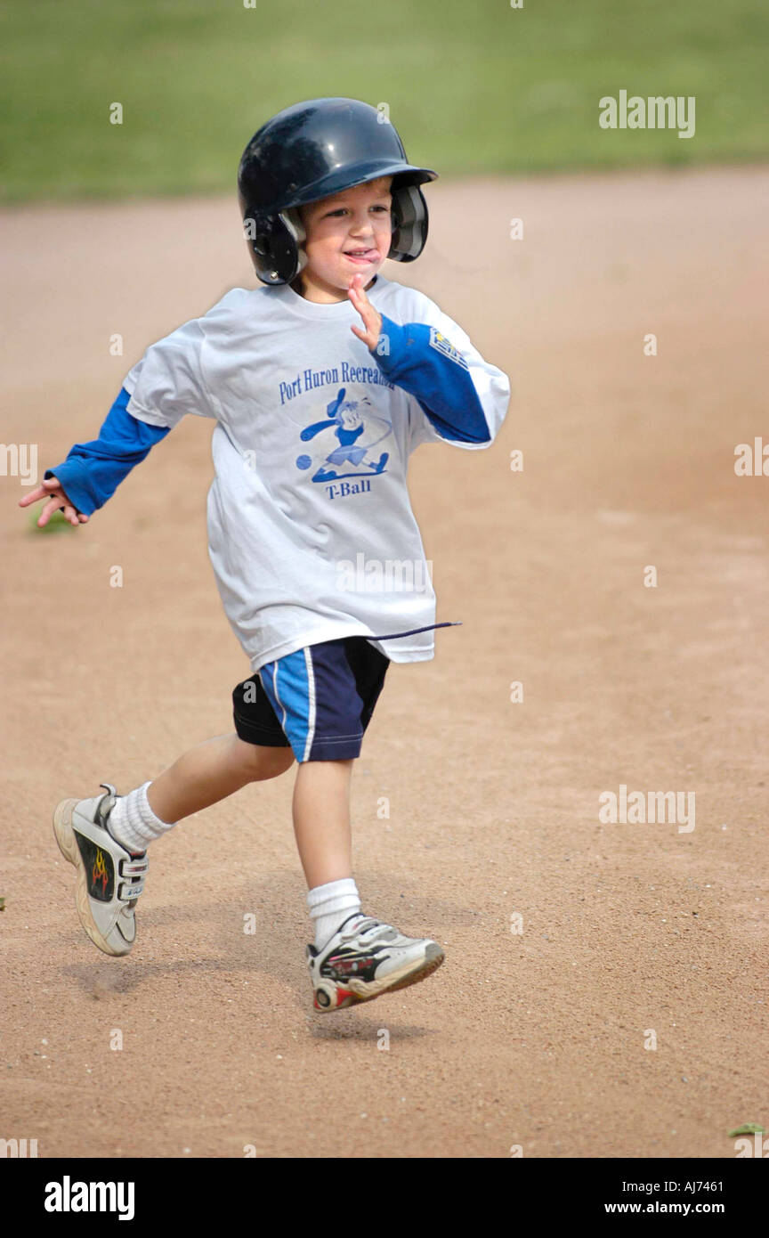 Baseball children hi-res stock photography and images - Alamy