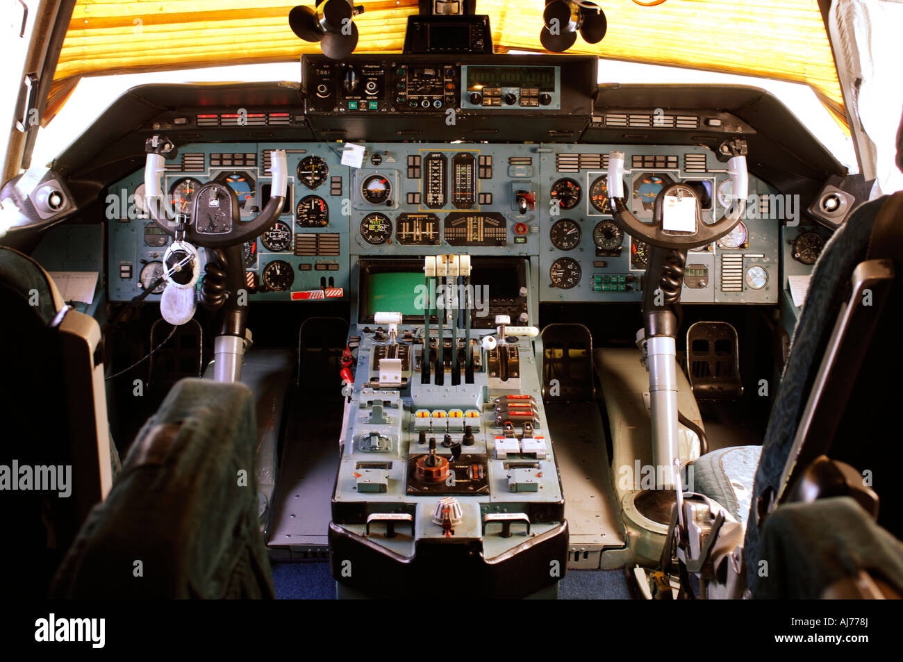 Airplane cockpit controls hi-res stock photography and images - Alamy