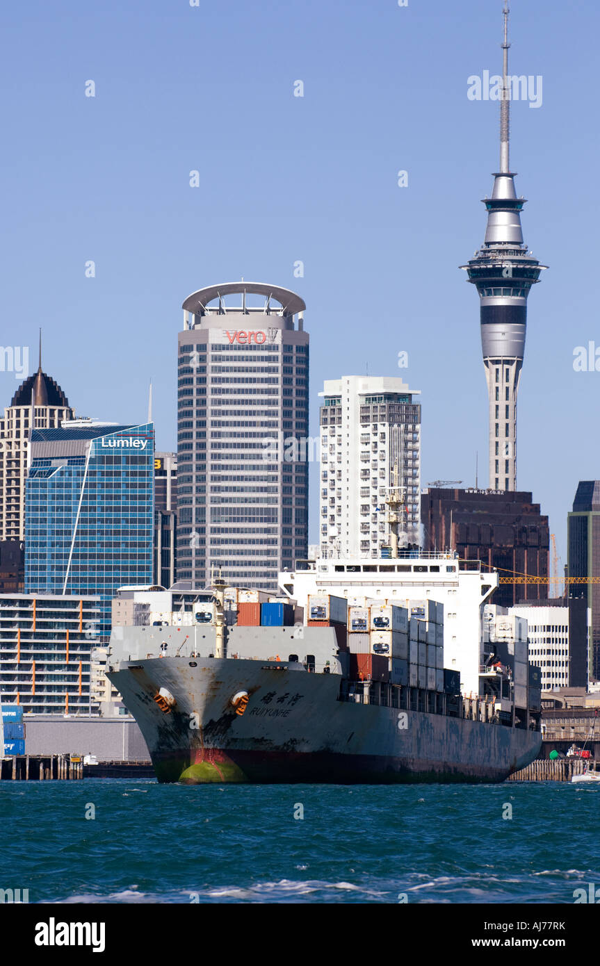 Chinese Container ship Ruiyunhe departs ports of Auckland dock Stock ...