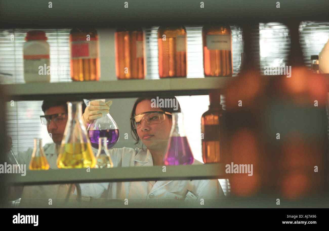 Laboratory women india hi-res stock photography and images - Alamy
