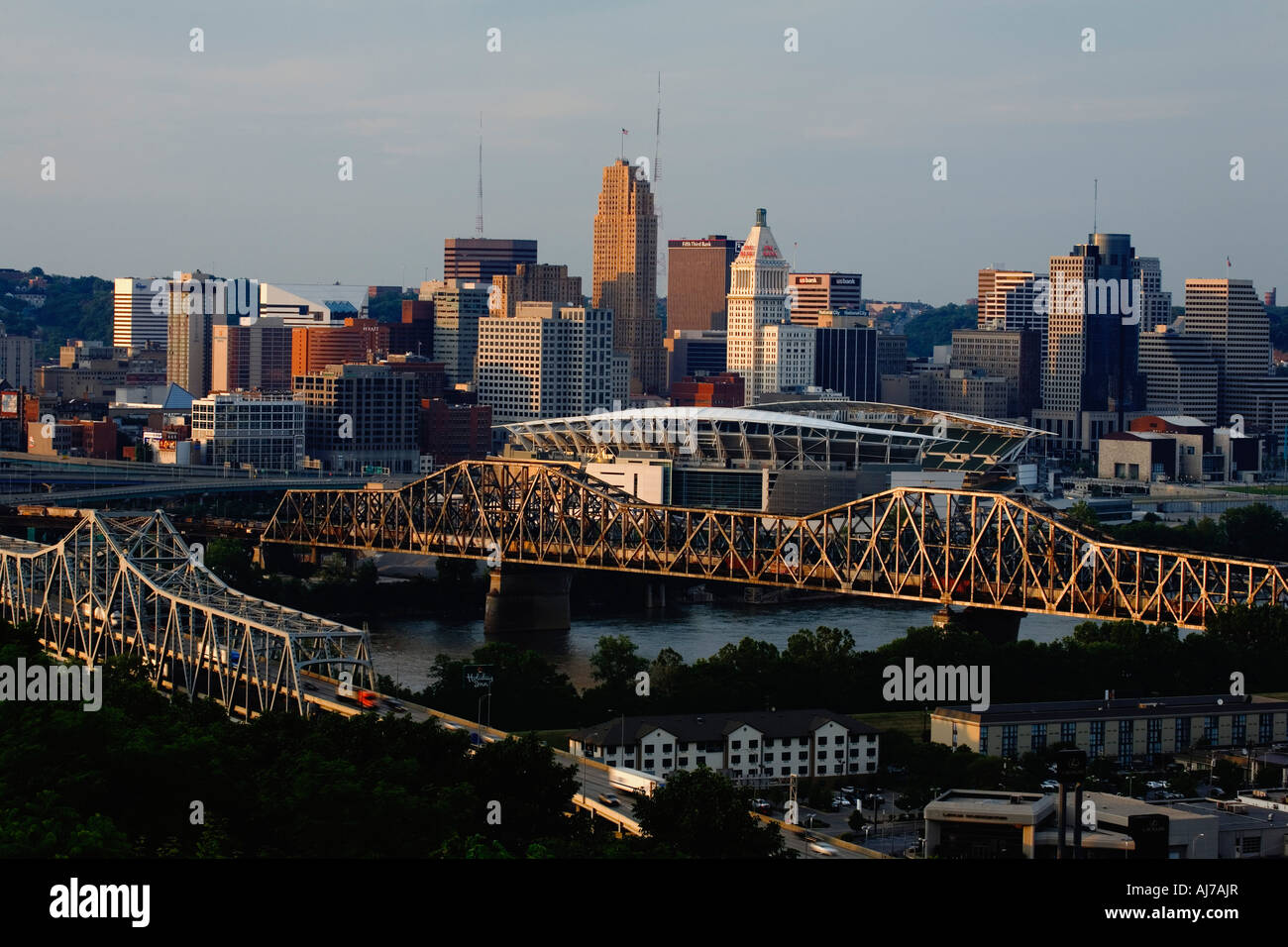 Evening light on Cincinnati skyline as seen from Devou Park in ...