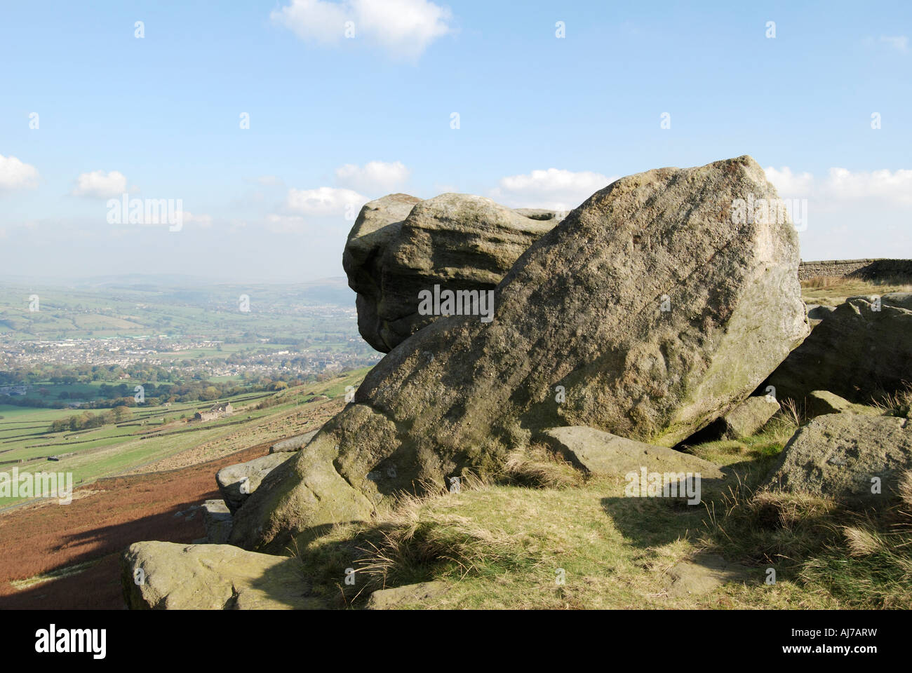 Glacial Gritstone rocks on Earls Crag in the Yorkshire Dales Stock ...
