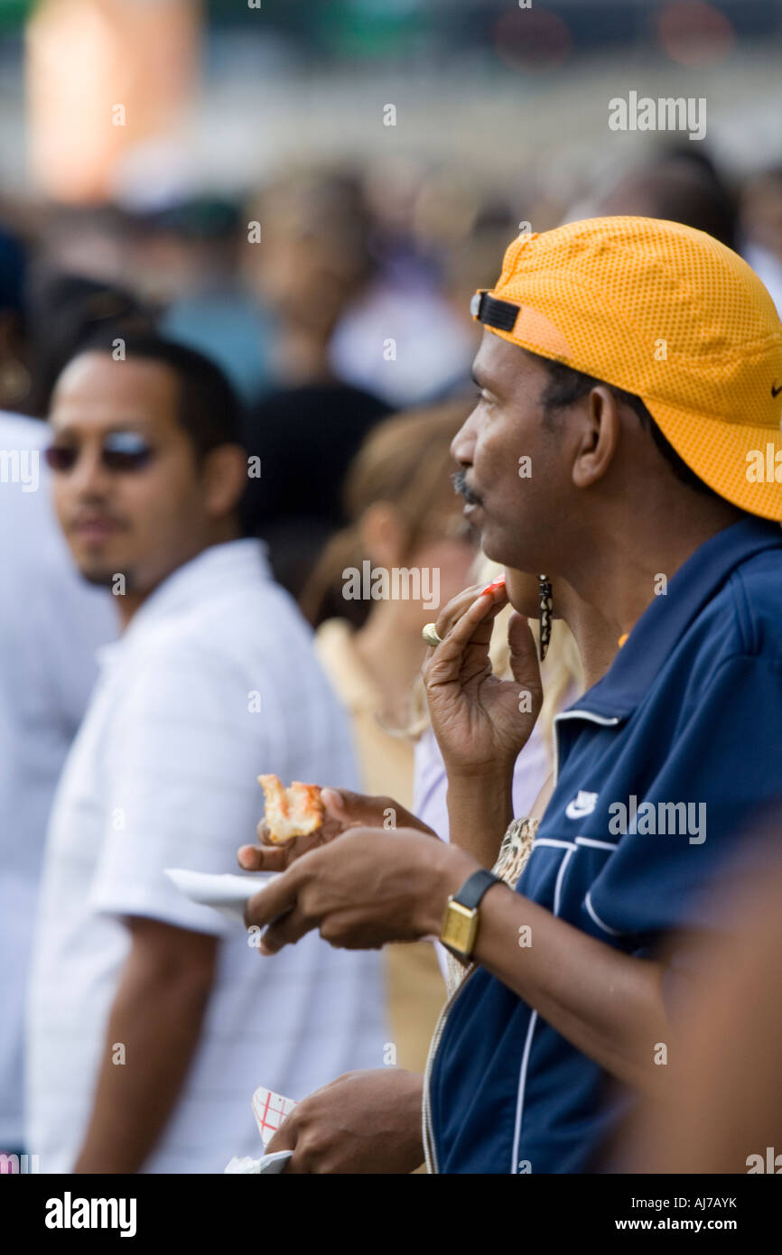 Man eating food at the Taste of Chicago festival Stock Photo - Alamy