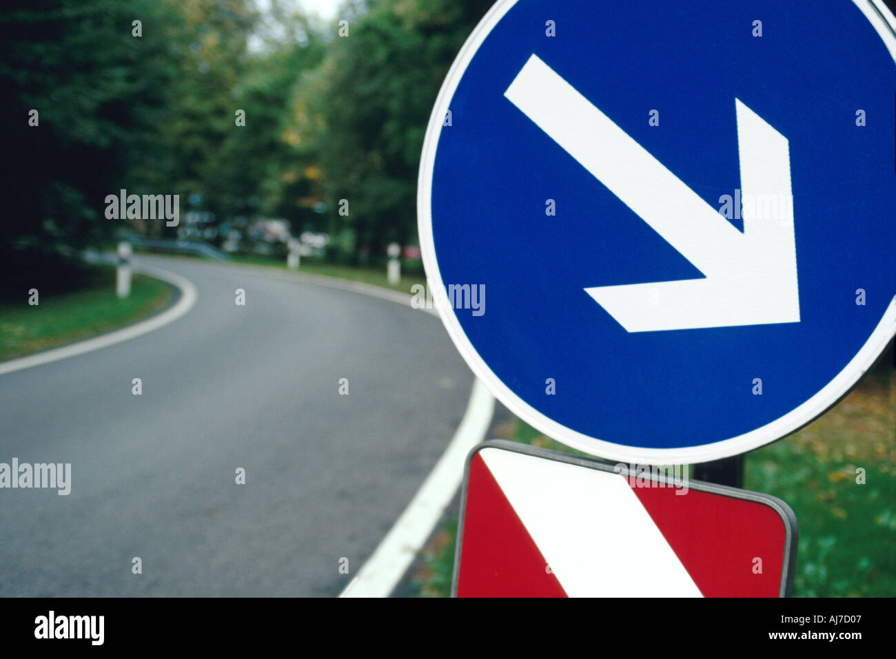 Arrow pointing to the right road sign Stock Photo - Alamy