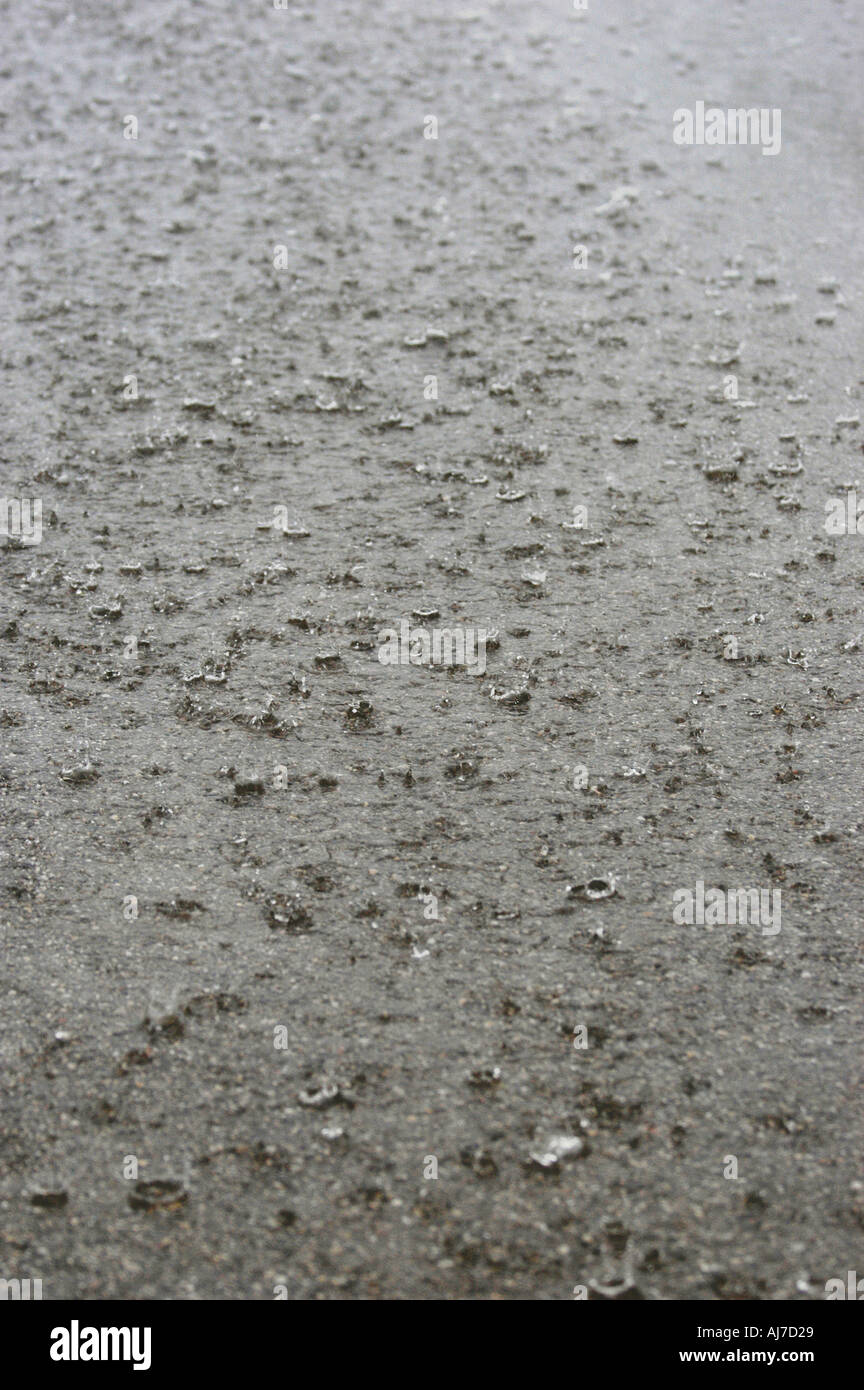 Drops falling on ground hi-res stock photography and images - Alamy
