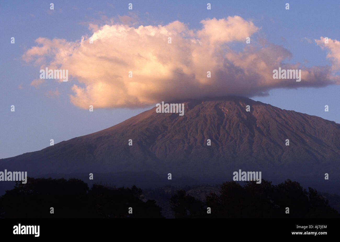 Arusha national park and mount meru hi-res stock photography and images ...