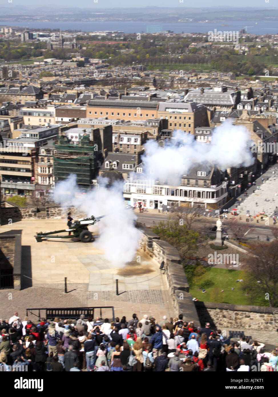 Edinburgh castle 1 o’clock gun Stock Photo - Alamy