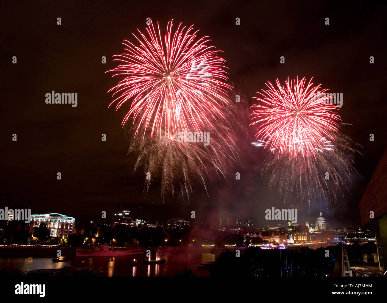 Fireworks river thames hi-res stock photography and images - Alamy