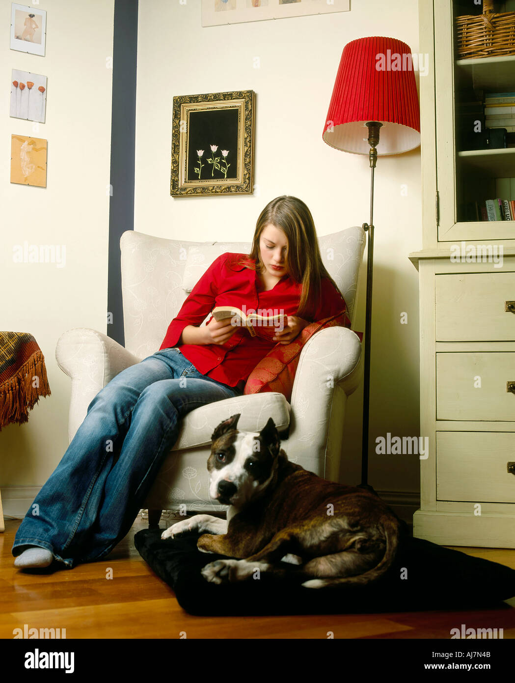 indoor flat room salon paint paints lamp woman girl 20 25 young ...