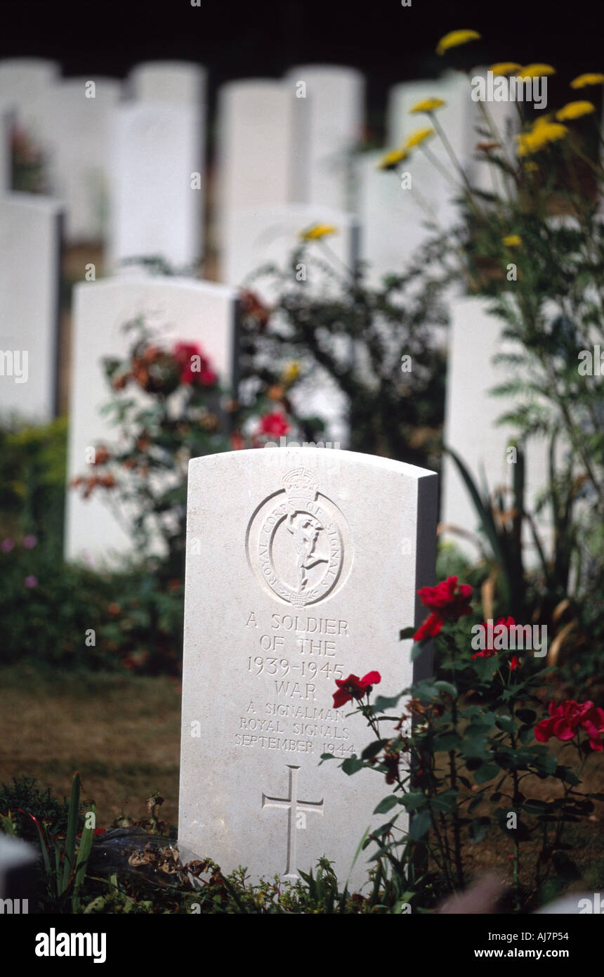 Headstone of an unknown soldier killed during WW2 at Arnhem September ...