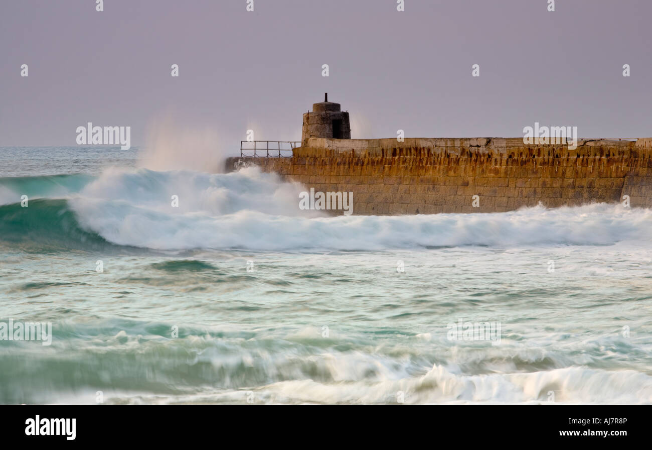 Pictures of waves breaking hi-res stock photography and images - Alamy