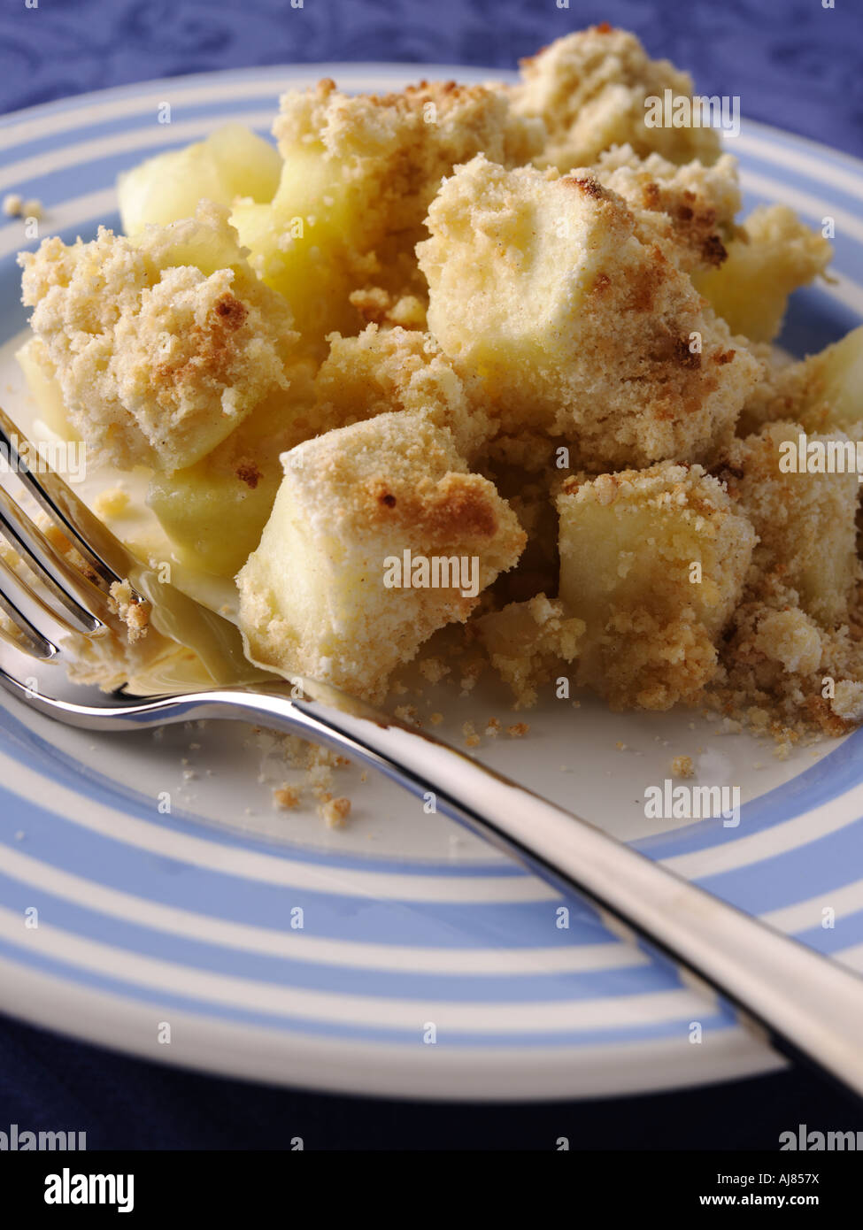 A plate of apple crumble close up Stock Photo - Alamy