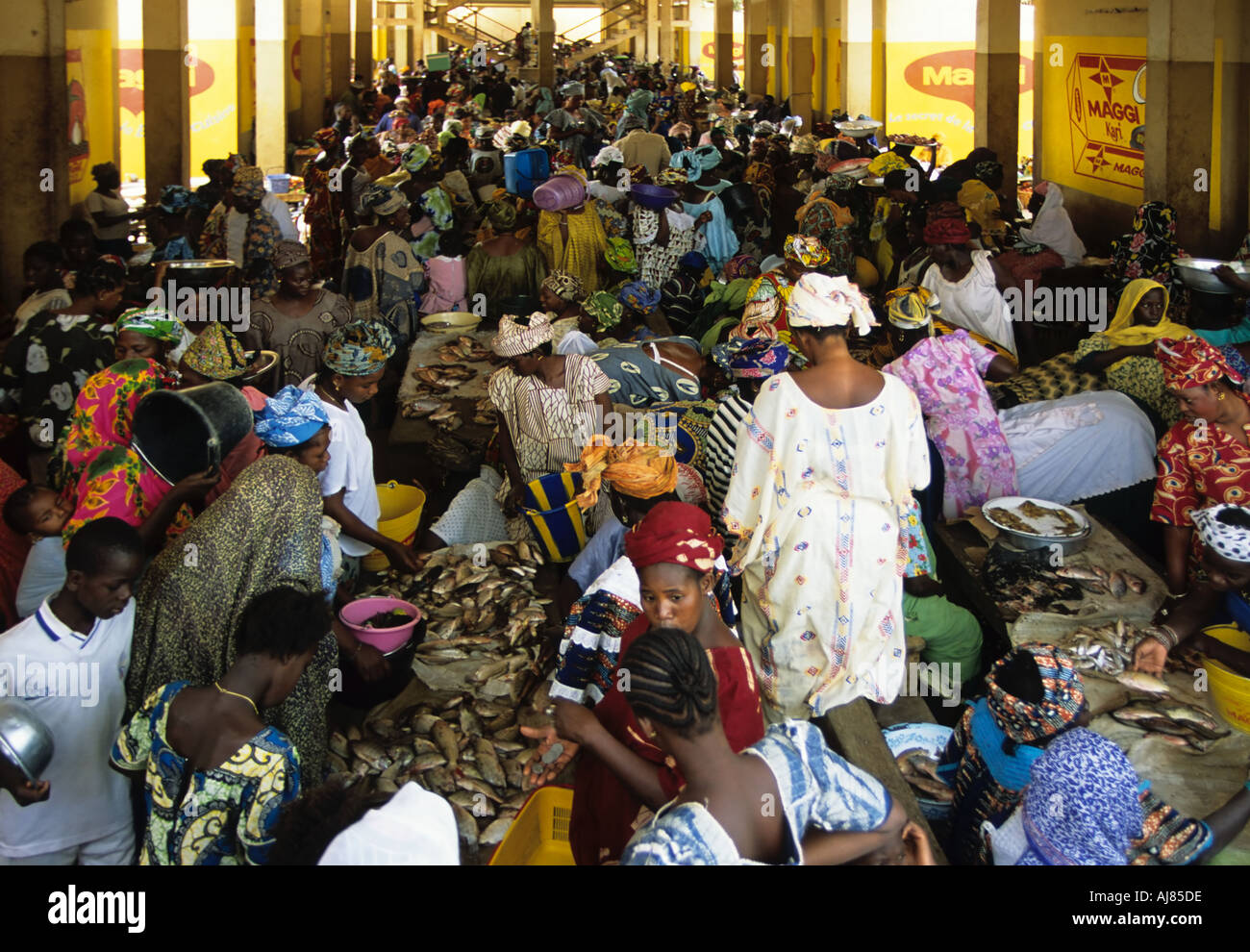 Colourful market at Mopti, Mali Stock Photo - Alamy