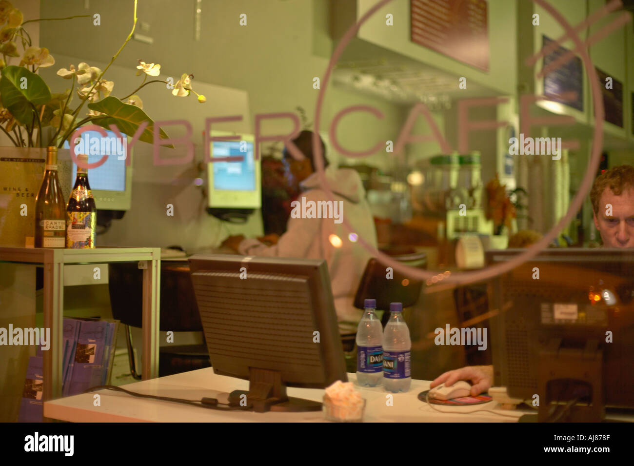 Cybercafe hi-res stock photography and images - Alamy