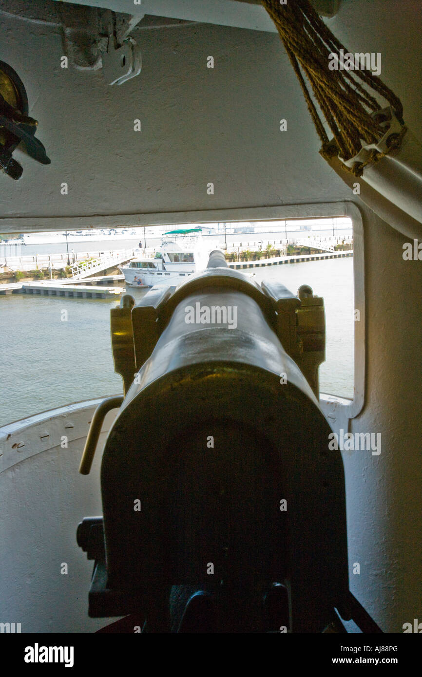 Forward gun of the USS Olympia Stock Photo - Alamy