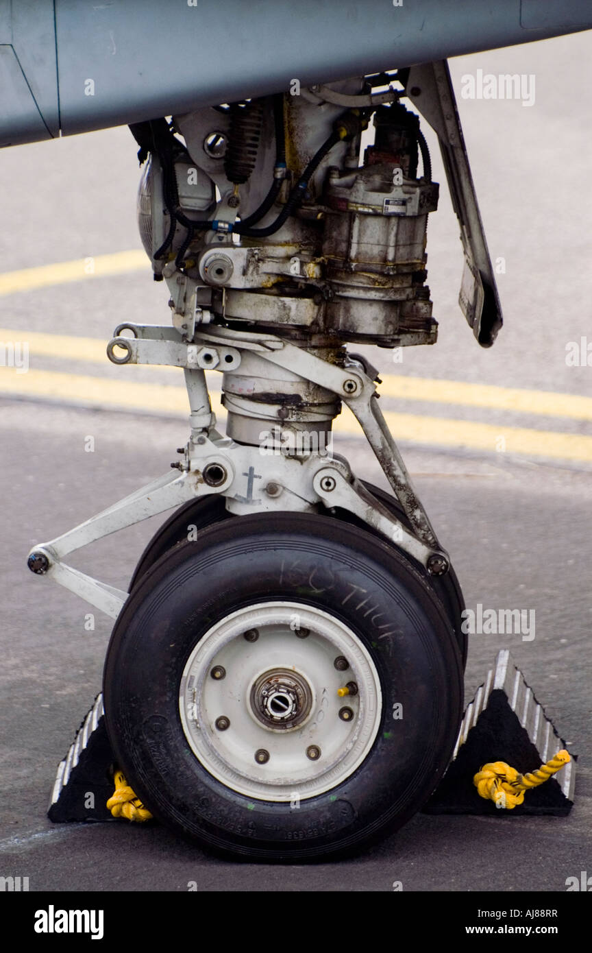 Fighter aircraft undercarriage Stock Photo - Alamy