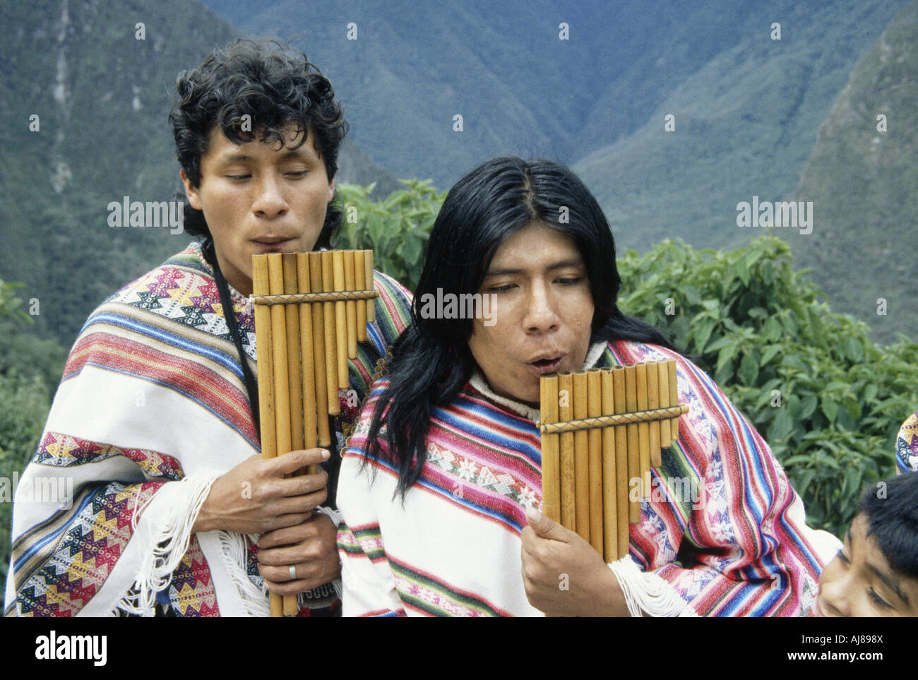 PERU - musicians near Machu Pichu Stock Photo - Alamy