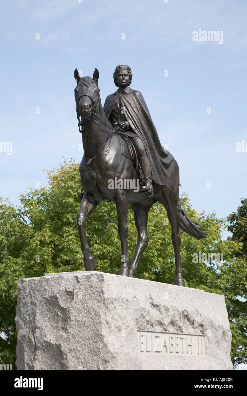 Equestrian statue of queen elizabeth ii hi-res stock photography and ...