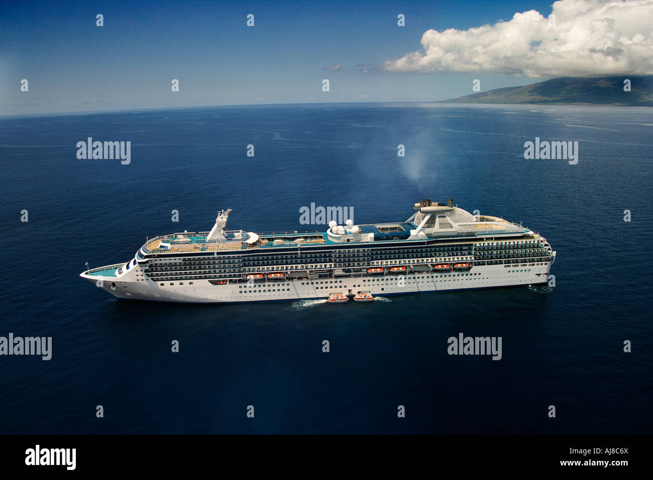 Aerial view of large cruise ship in Hawaiian waters Stock Photo - Alamy