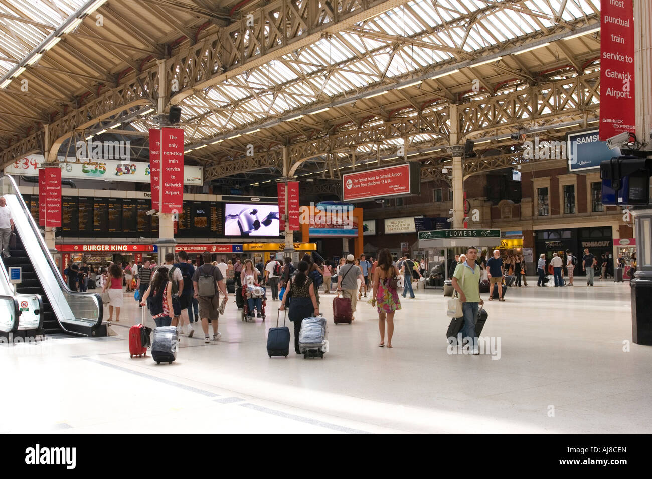 London Victoria station Stock Photo - Alamy