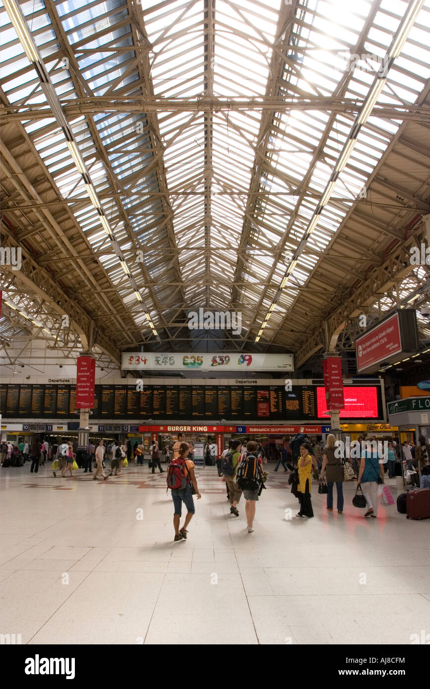 London Victoria station Stock Photo - Alamy