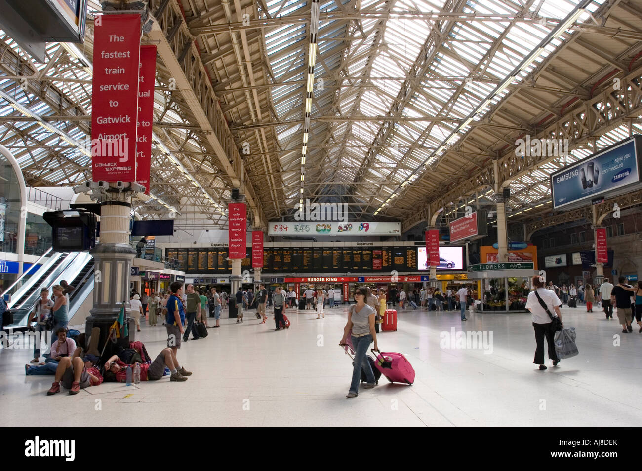 London Victoria station Stock Photo - Alamy