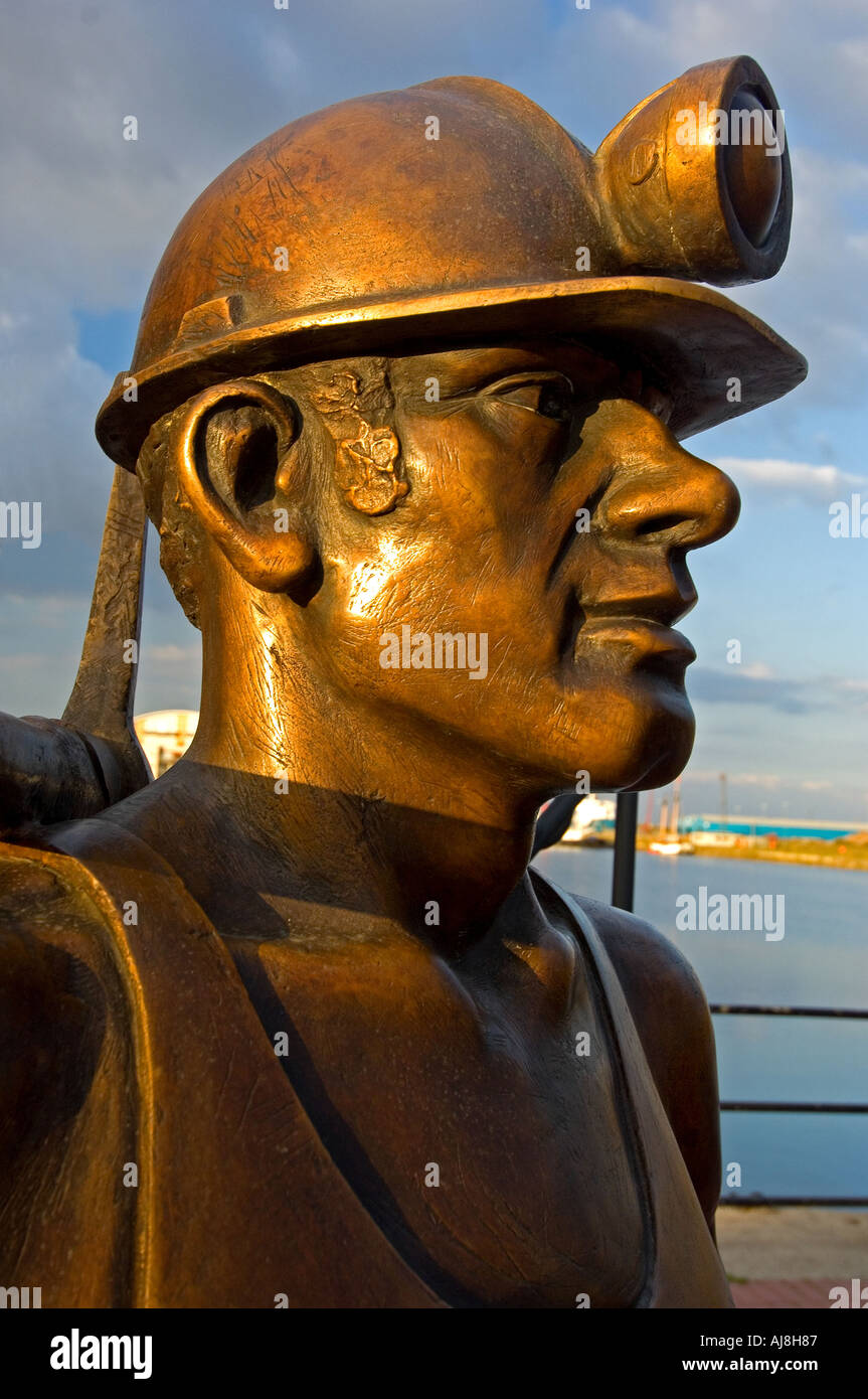 Wales 2005 Cardiff Bay miner statue Stock Photo - Alamy