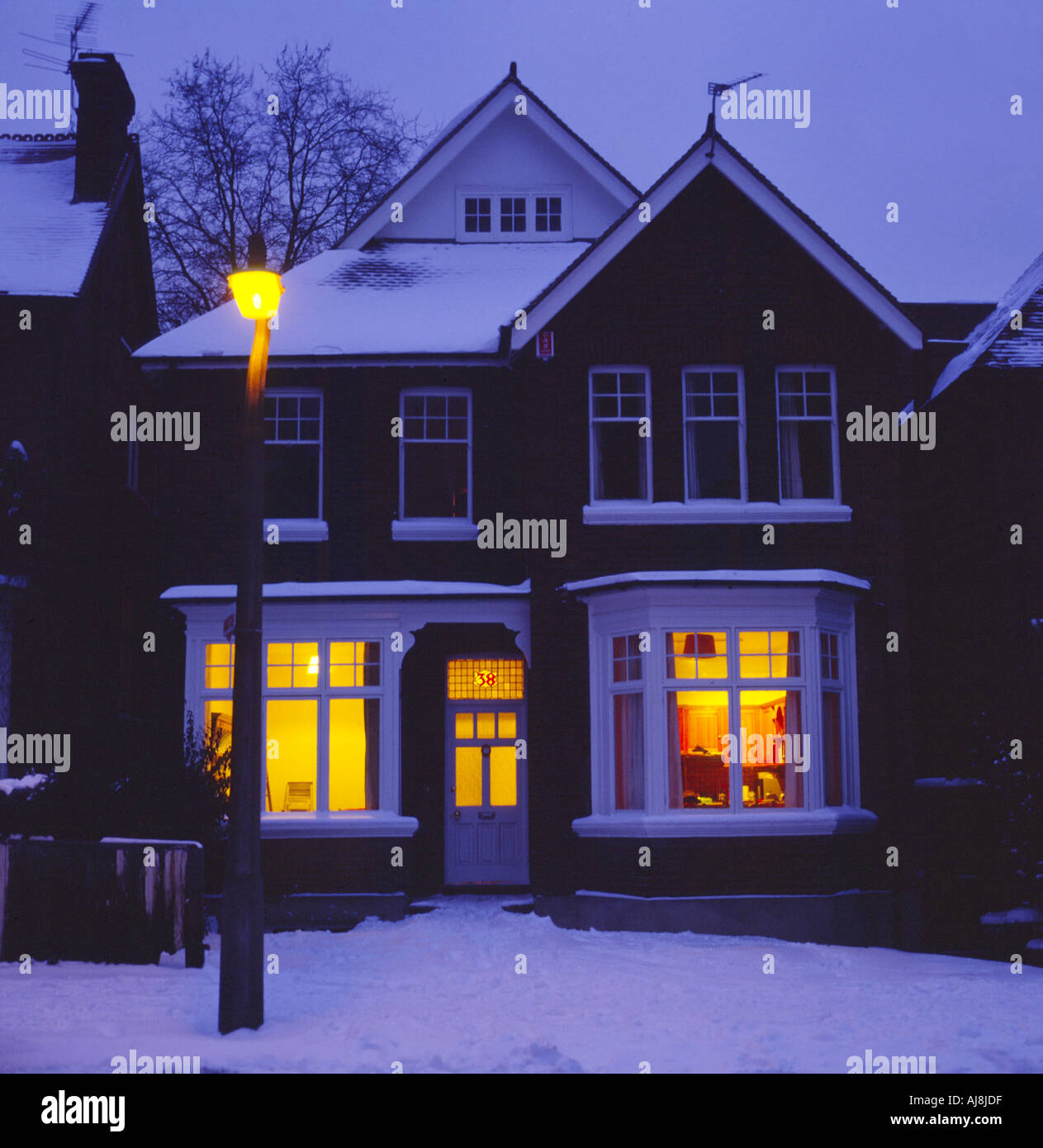 London streetlight snow hi-res stock photography and images - Alamy