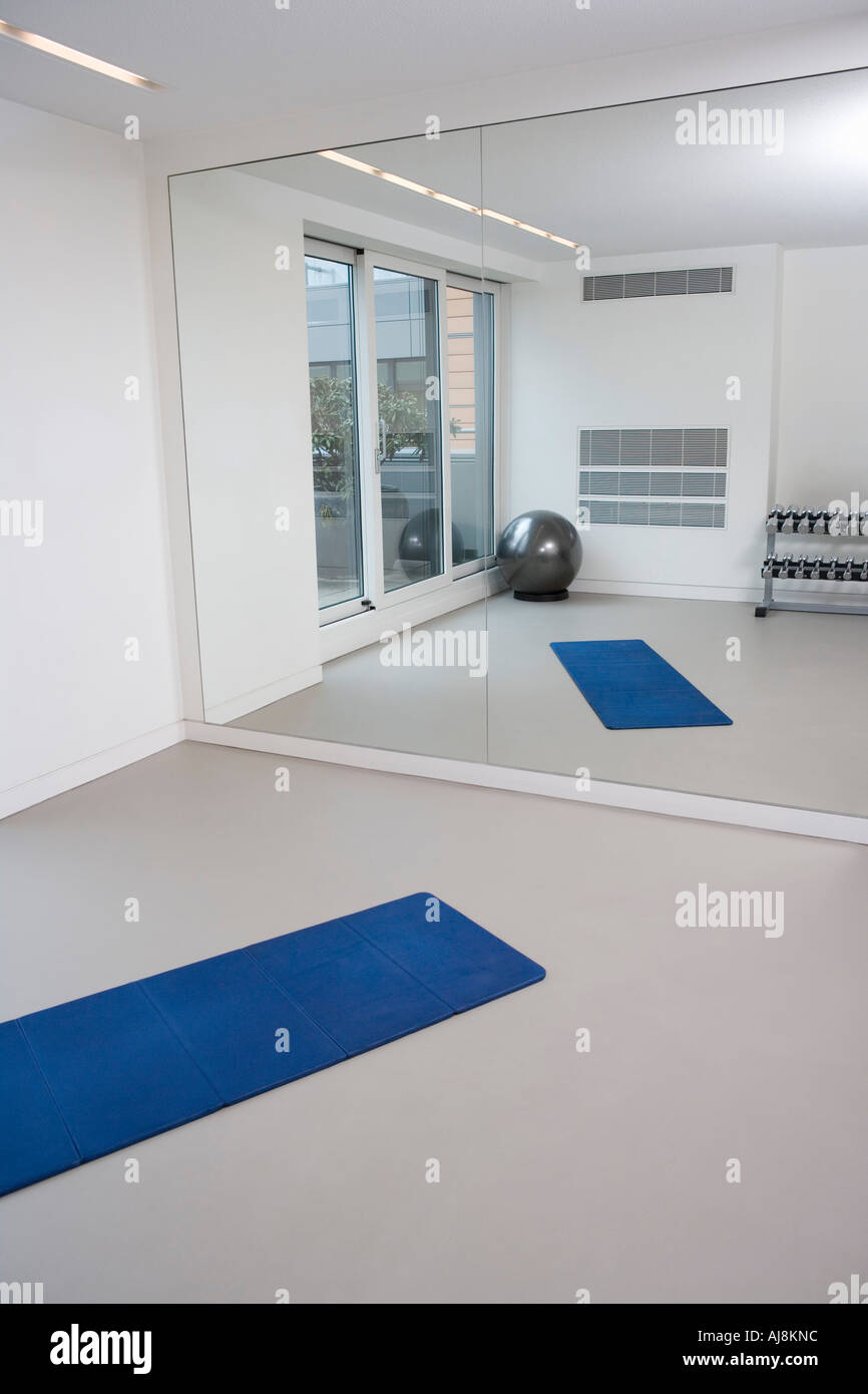 Empty gym mat hi-res stock photography and images - Alamy