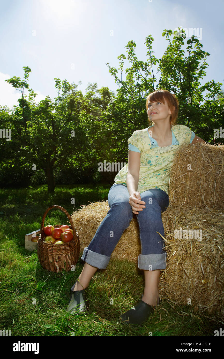 People sitting on hay bales hi-res stock photography and images - Alamy