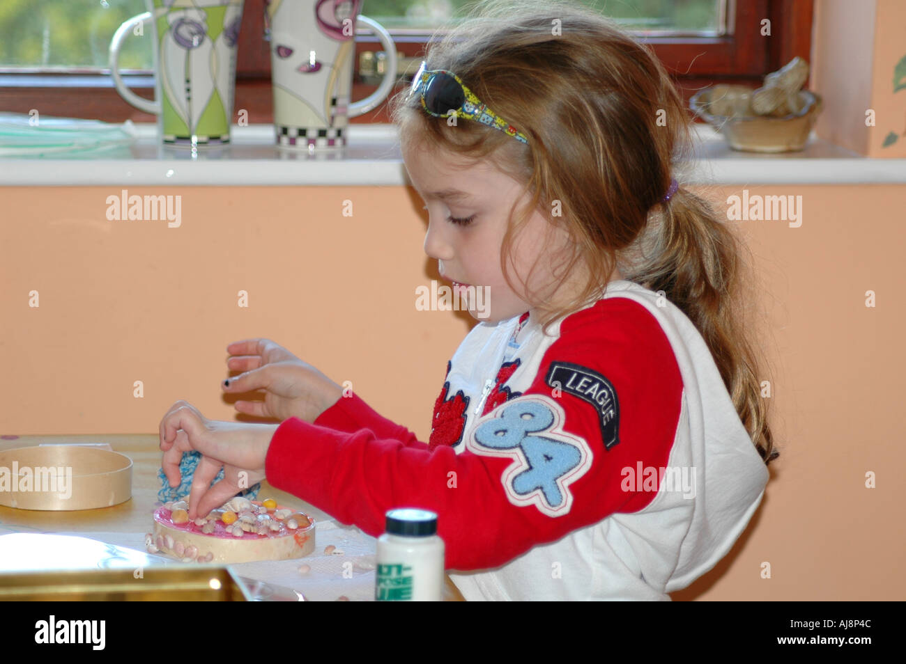 Making shells hi-res stock photography and images - Alamy