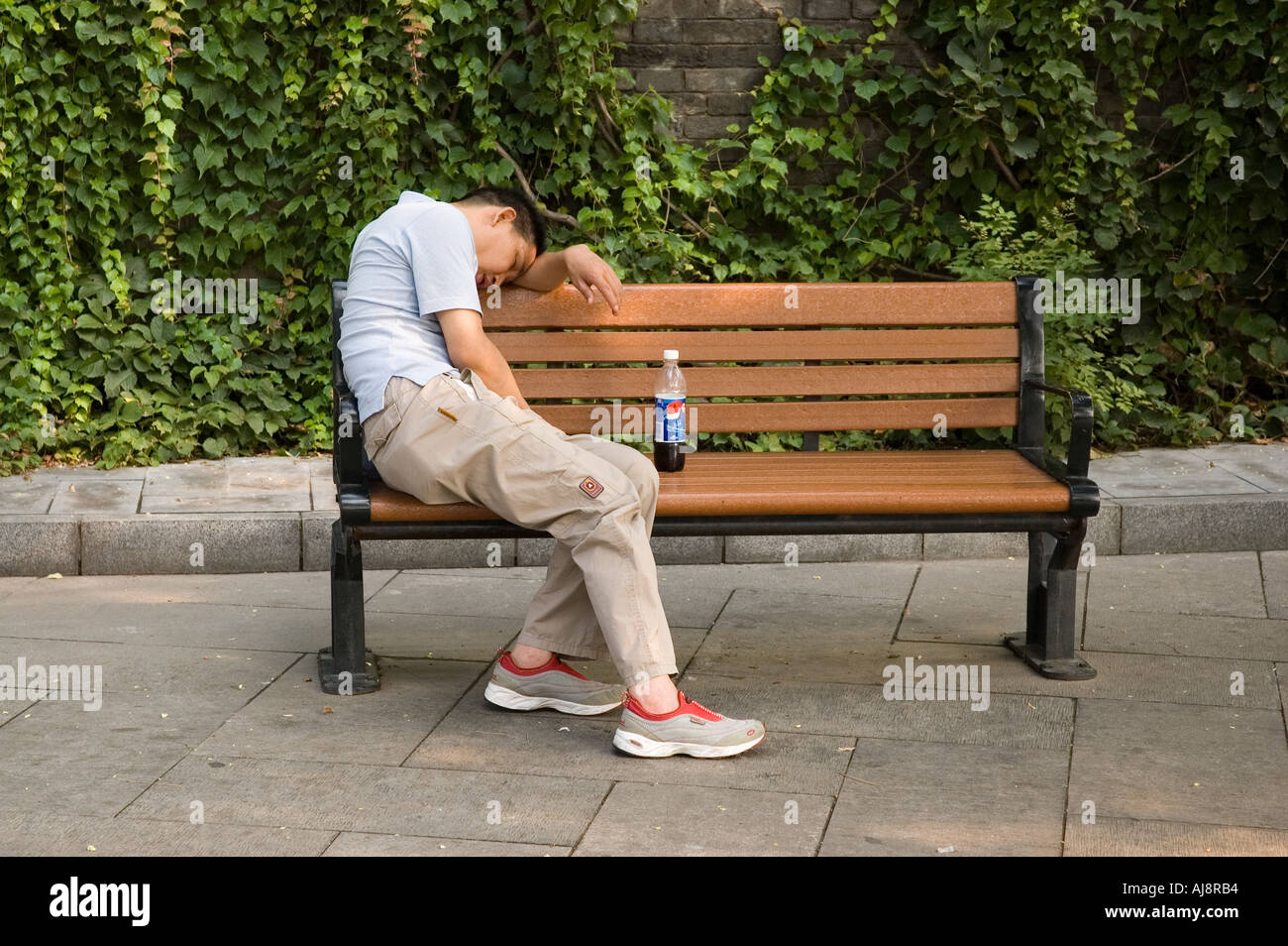 Man sleeping on park bench hi-res stock photography and images - Alamy