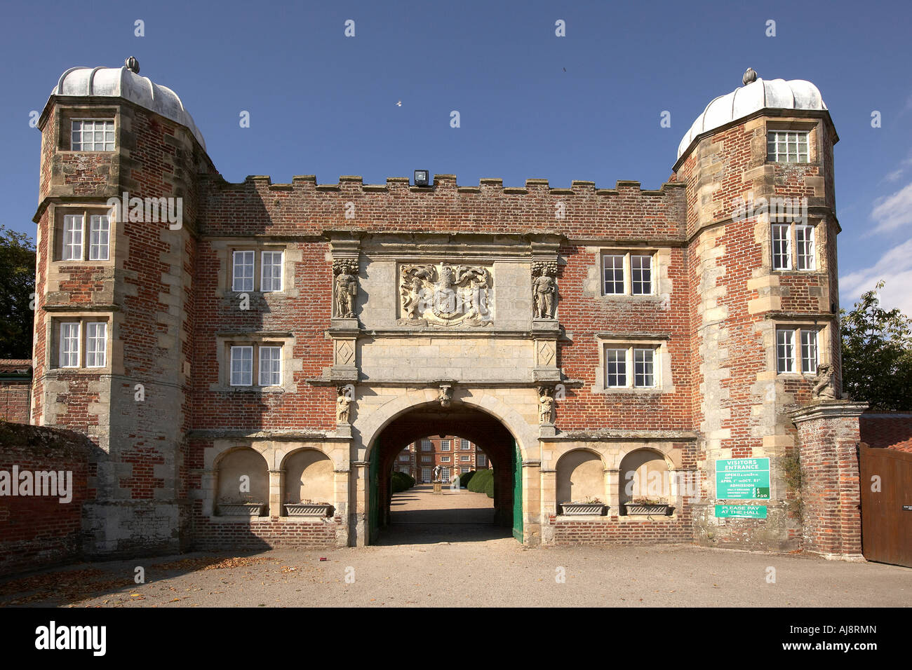 Burton agnes hall gatehouse east hi-res stock photography and images ...