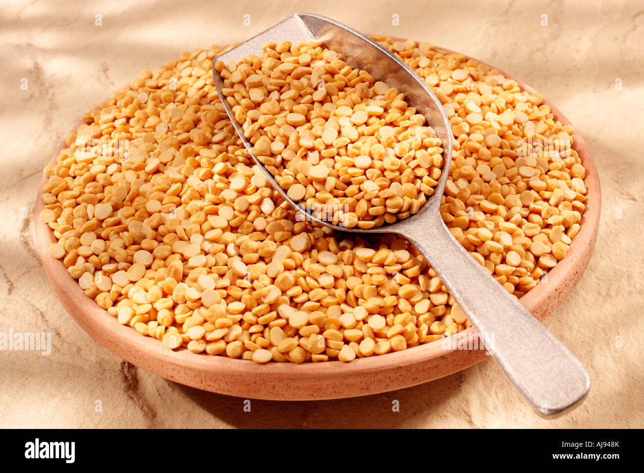 CHANA DAL OR SPLIT CHICKPEAS Stock Photo - Alamy