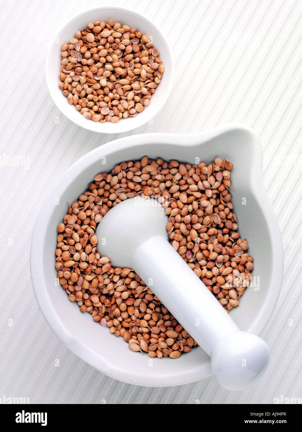 CORIANDER SEEDS IN PESTLE AND MORTAR Stock Photo - Alamy