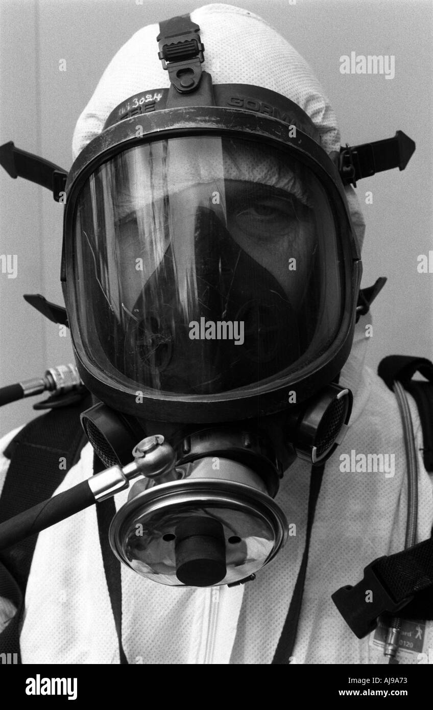 Worker wearing respiratory mask for industrial cleaning Stock Photo - Alamy