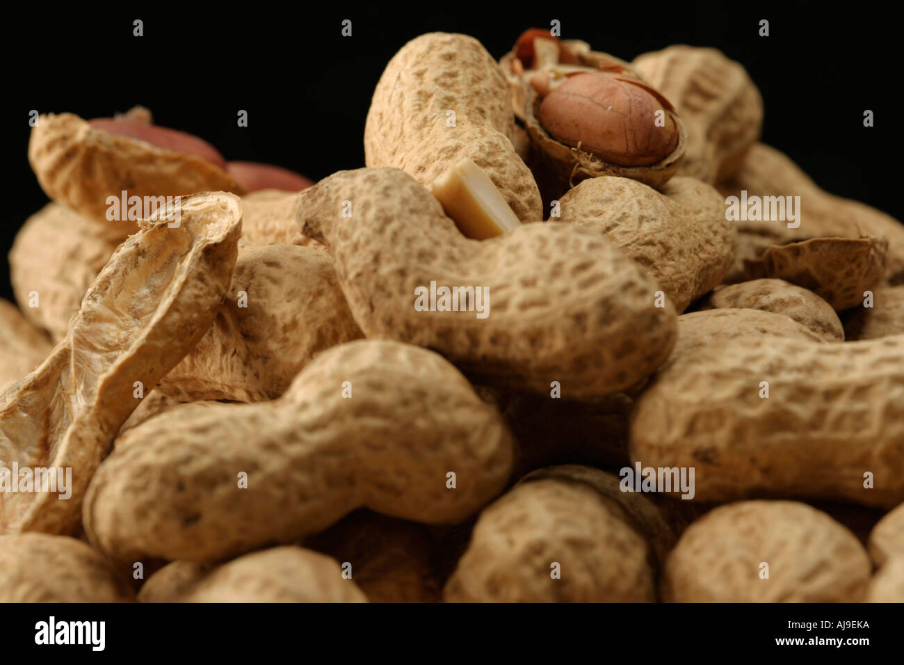 Pile of peanuts Stock Photo - Alamy