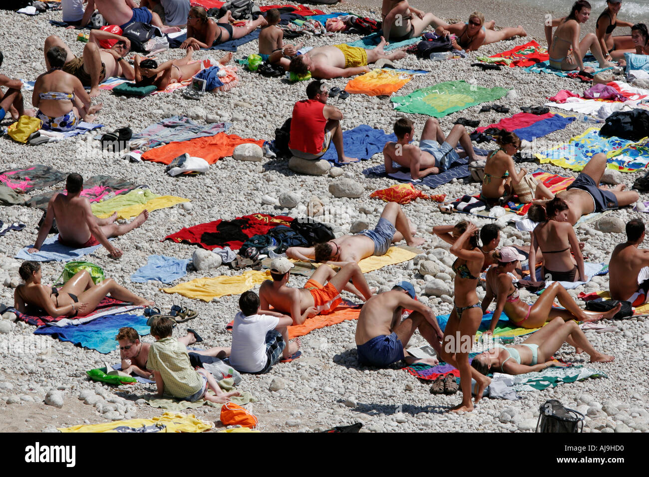 Beach crowded sunbathers hi-res stock photography and images - Alamy
