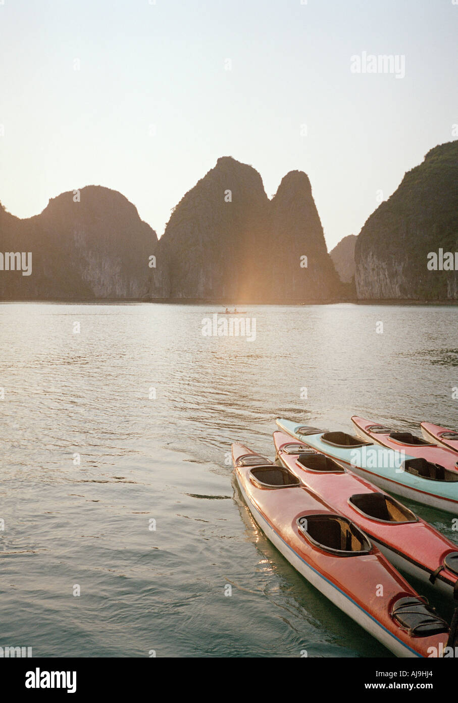 Group of sea kayaks hi-res stock photography and images - Alamy