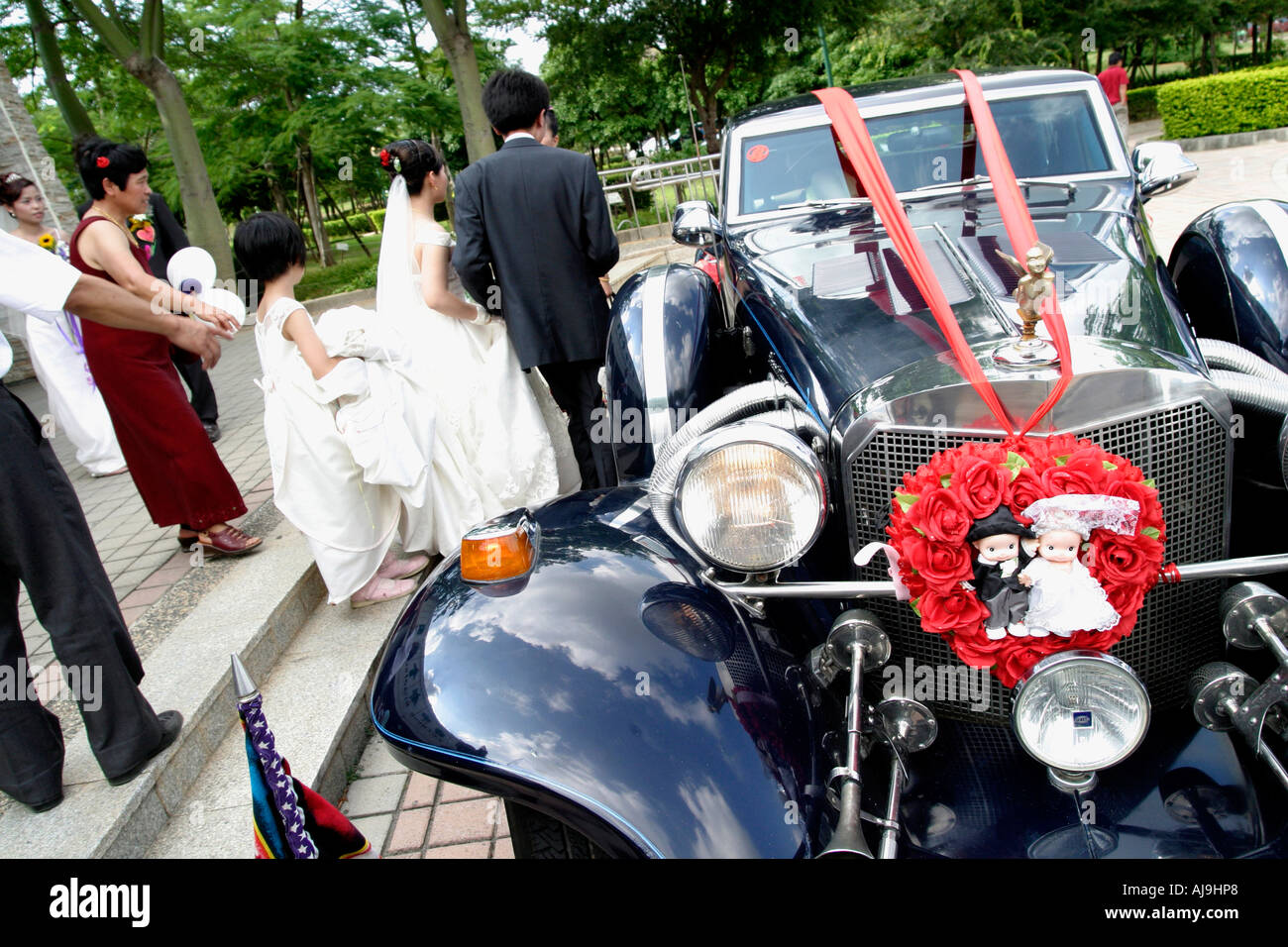 Bride and groom leaving in car hi-res stock photography and images - Alamy