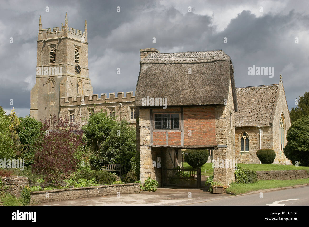 Church with thatched lynchgate in Long Compton in the Chilterns Stock ...