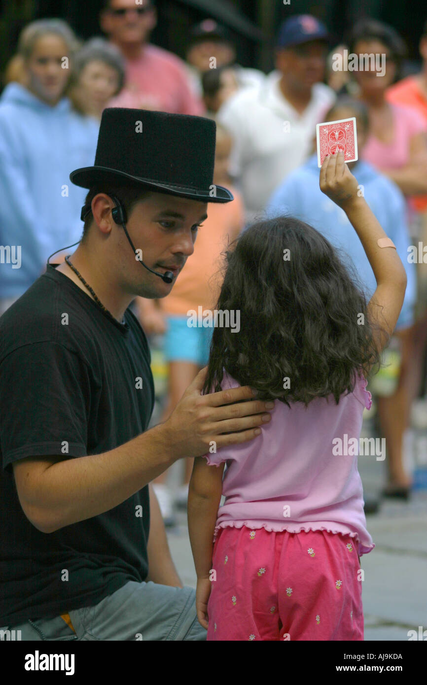 Street theatre artist performer Stock Photo - Alamy