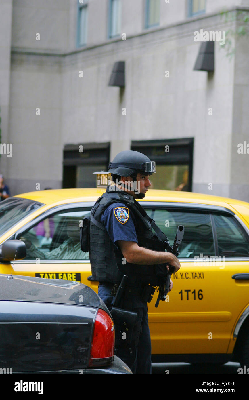 NYPD police with automatic weapon anti terror unit Stock Photo - Alamy