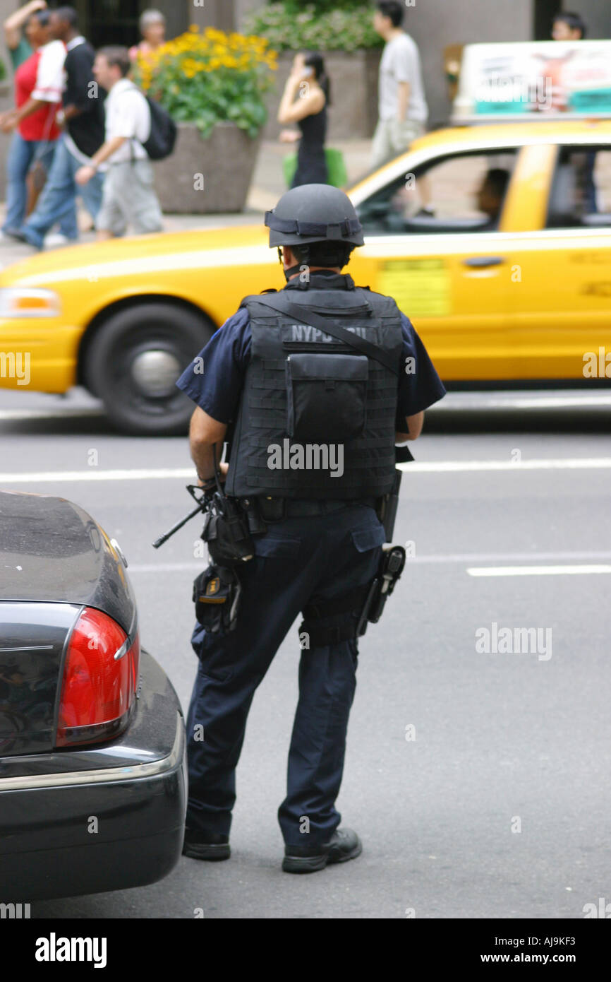 NYPD police with automatic weapon anti terror unit Stock Photo - Alamy